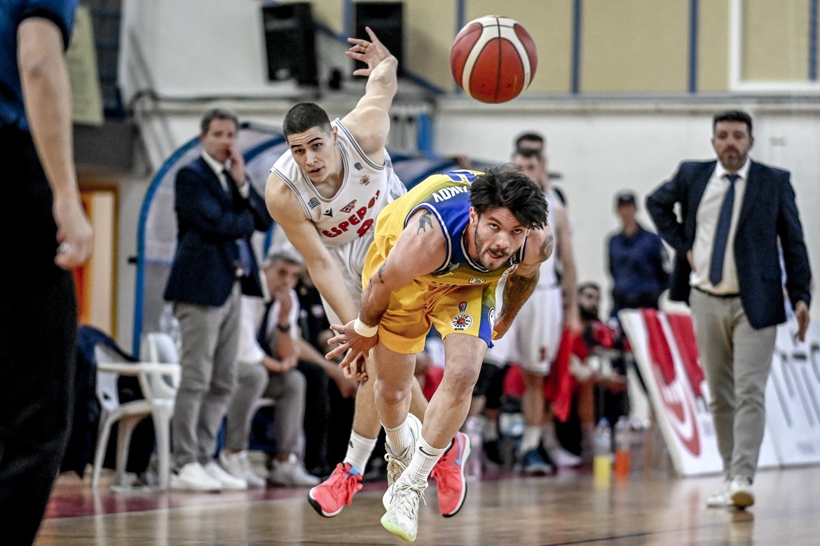 Ενταση μετά το θρίλερ της Λαμίας και παρεξήγηση Ρεμεντέλα - Σοφογιάννη (vid) - Basketa.gr